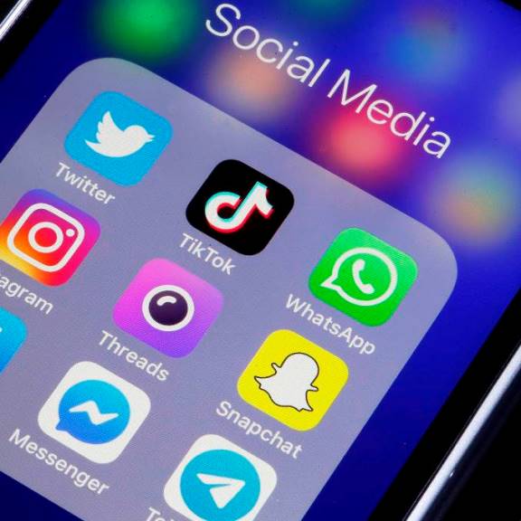 Average time spent on social media drops for four quarters in a row ...
